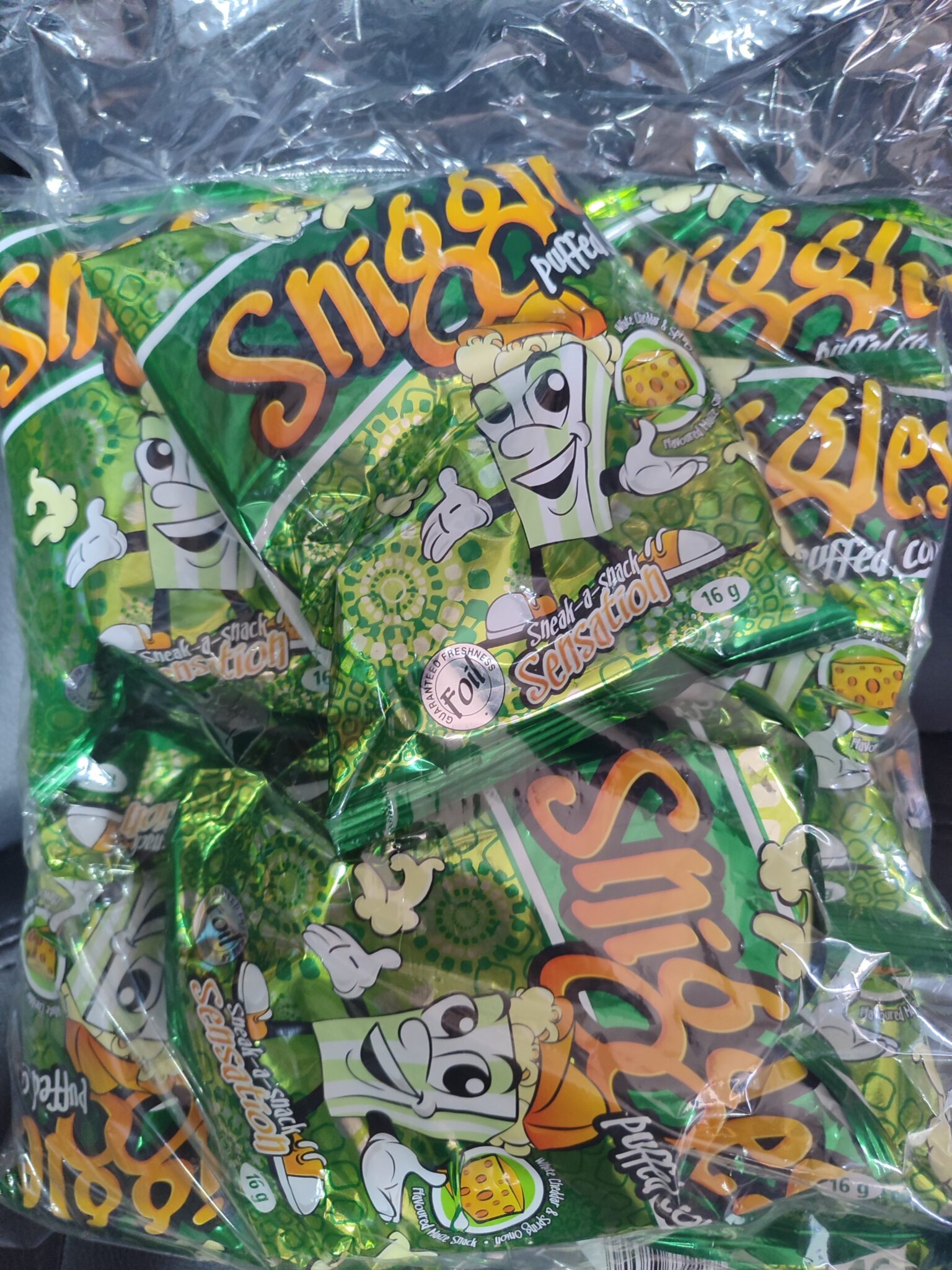 Sniggles puffed corn White cheddar and spring onion 10x16g